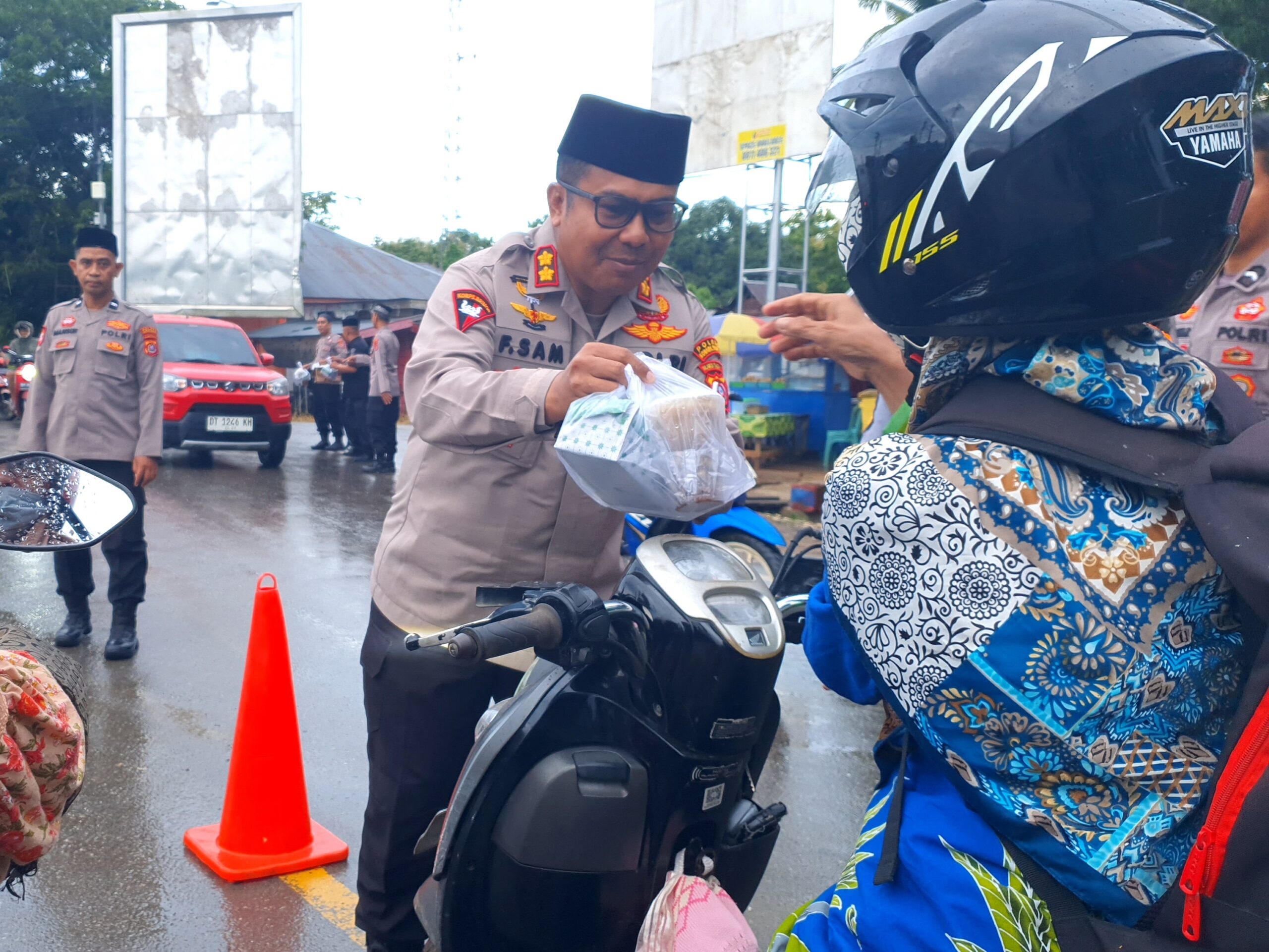 Kembali, Kapolres Konsel Berbagi Sedekah Ramadhan 1446 H Berupa Takjil ...